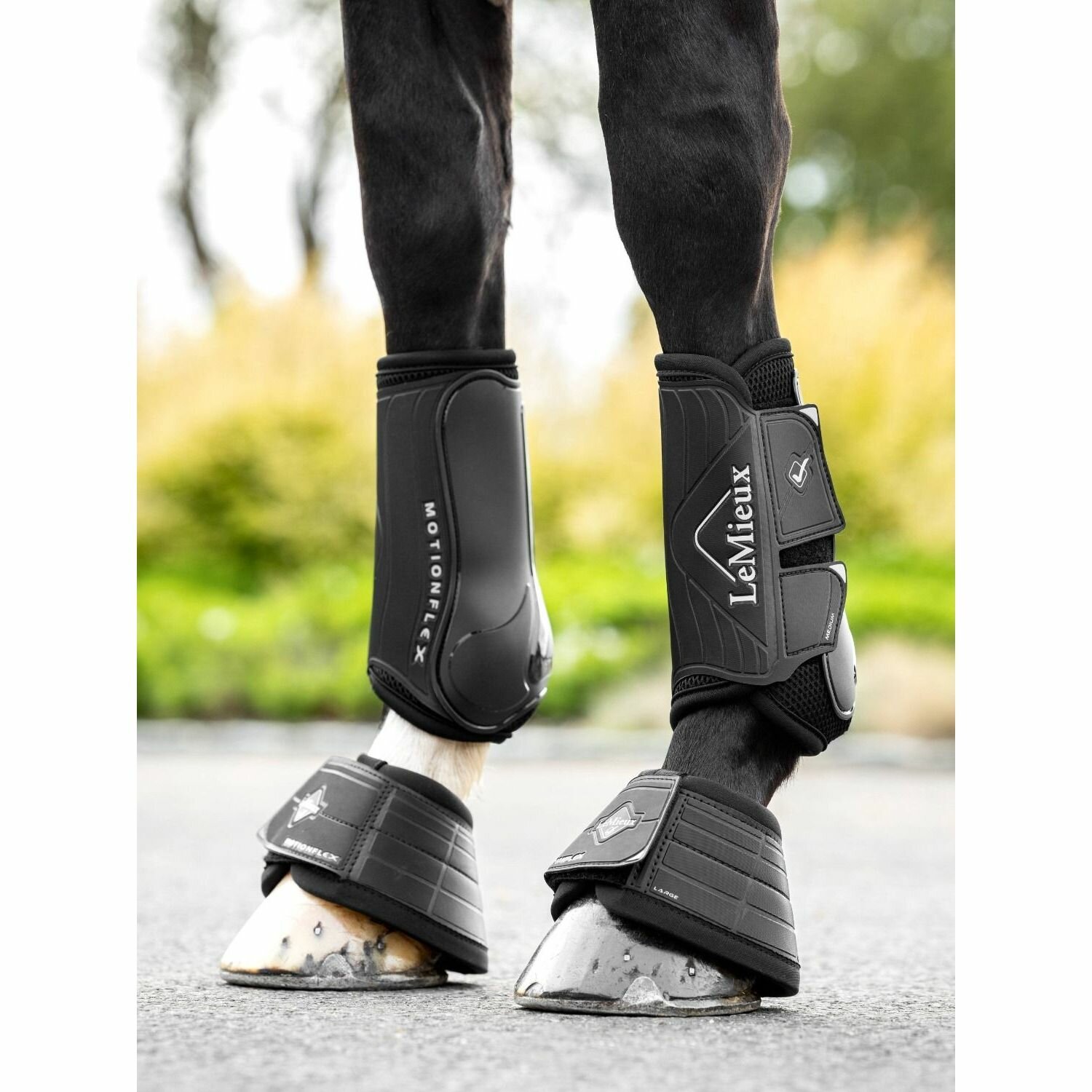 Кобуры (колокольчики) для лошади Motionflex LeMieux чёрные M-Cob, 2 шт.
