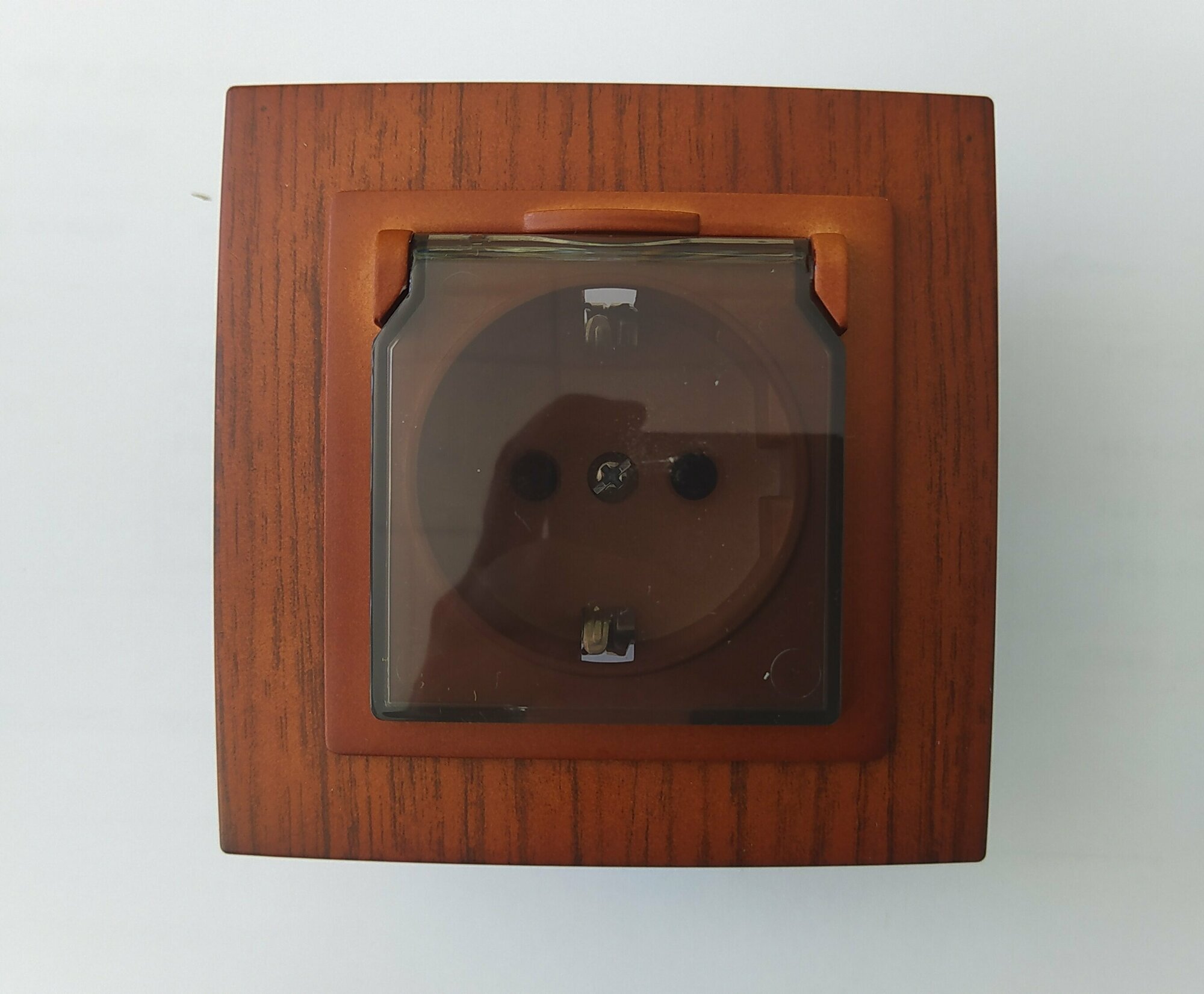 Розетка Nilson 1 гнездо, с крышкой, с заземлением под дерево вишня