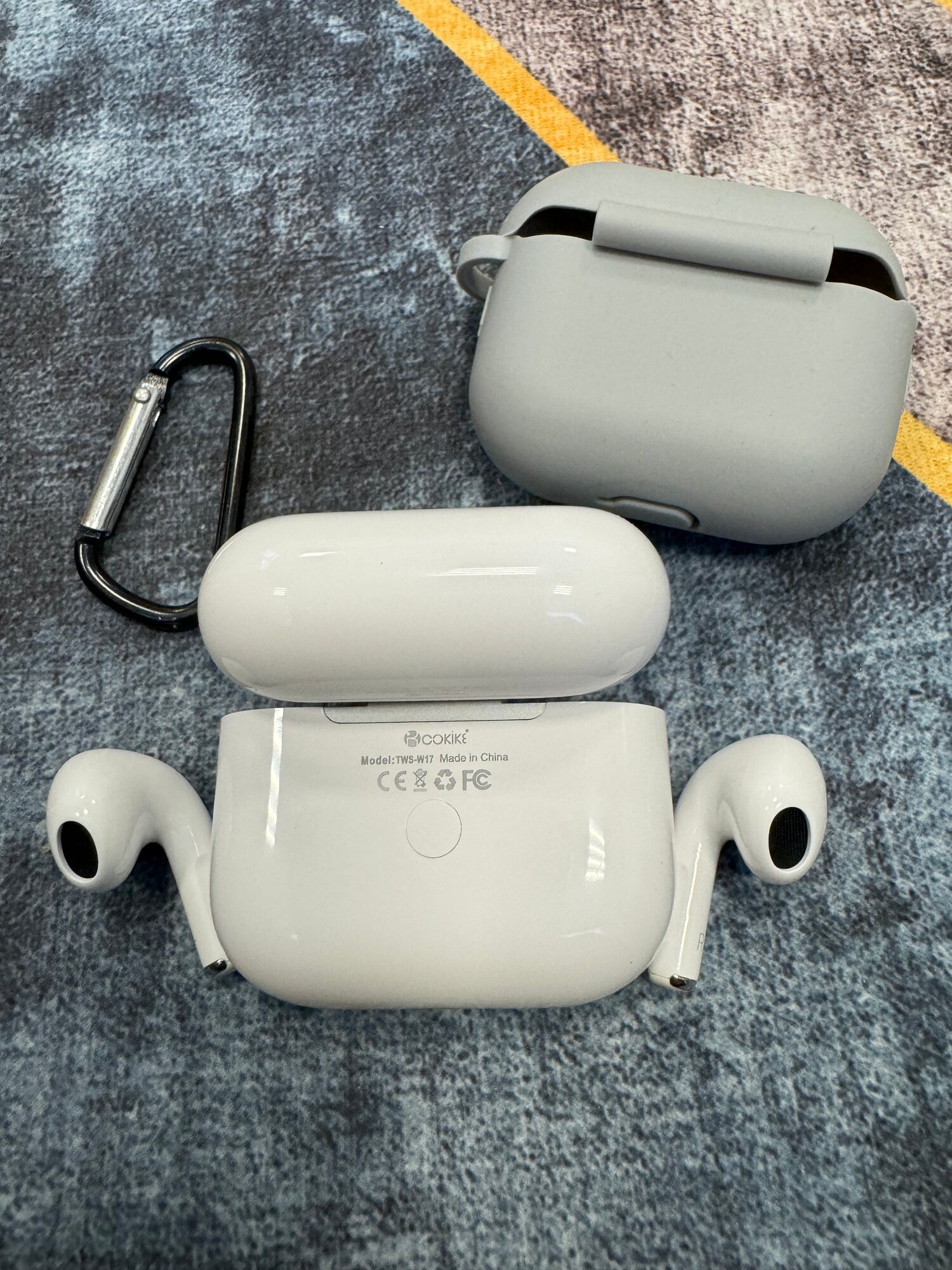Беспроводные наушники с кейсом Cokike TWS-W17 5.1 капельки (300mah / 40mAh / 32 Ом / чехол в комплекте / карабин)  белый MyPads