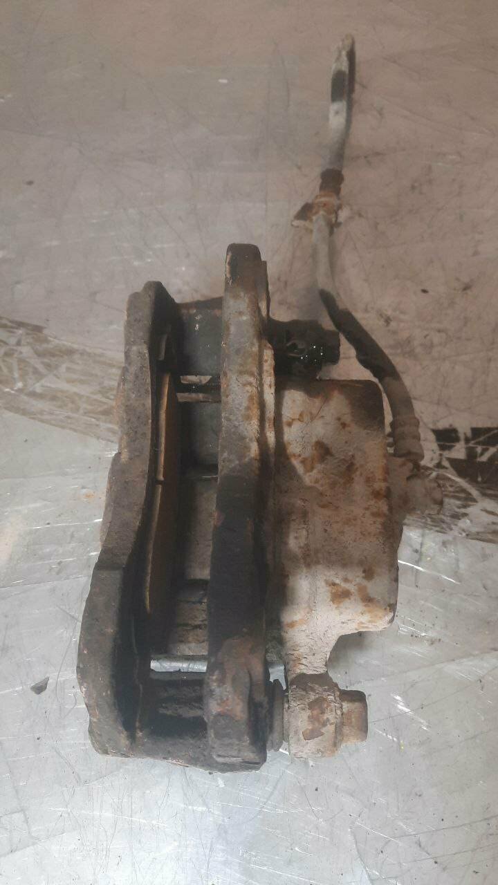 Суппорт тормозной передний правый Mitsubishi Space Runner 2 1999