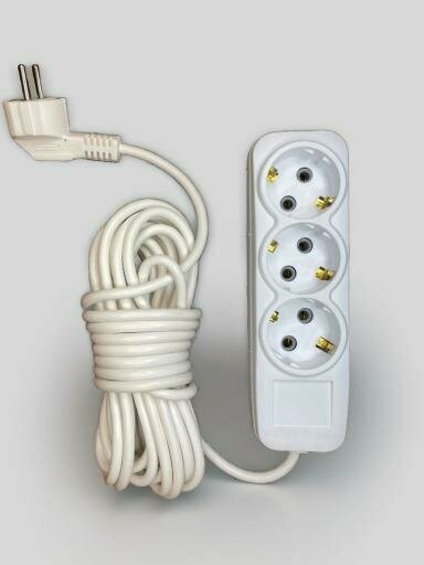 Удлинитель, сетевой фильтр с заземлением, 3 розетки, 1,5м / белый
