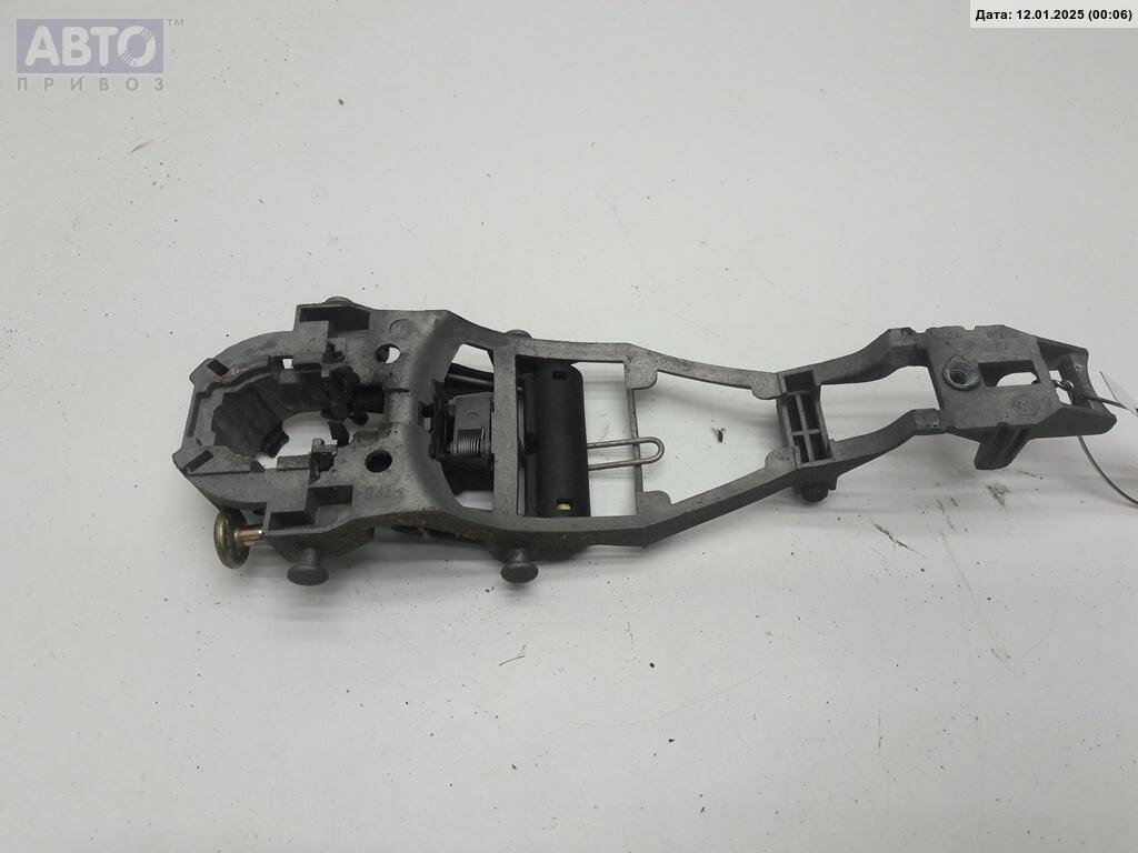 Корпус (держатель) ручки двери передней левой Volkswagen Golf-5