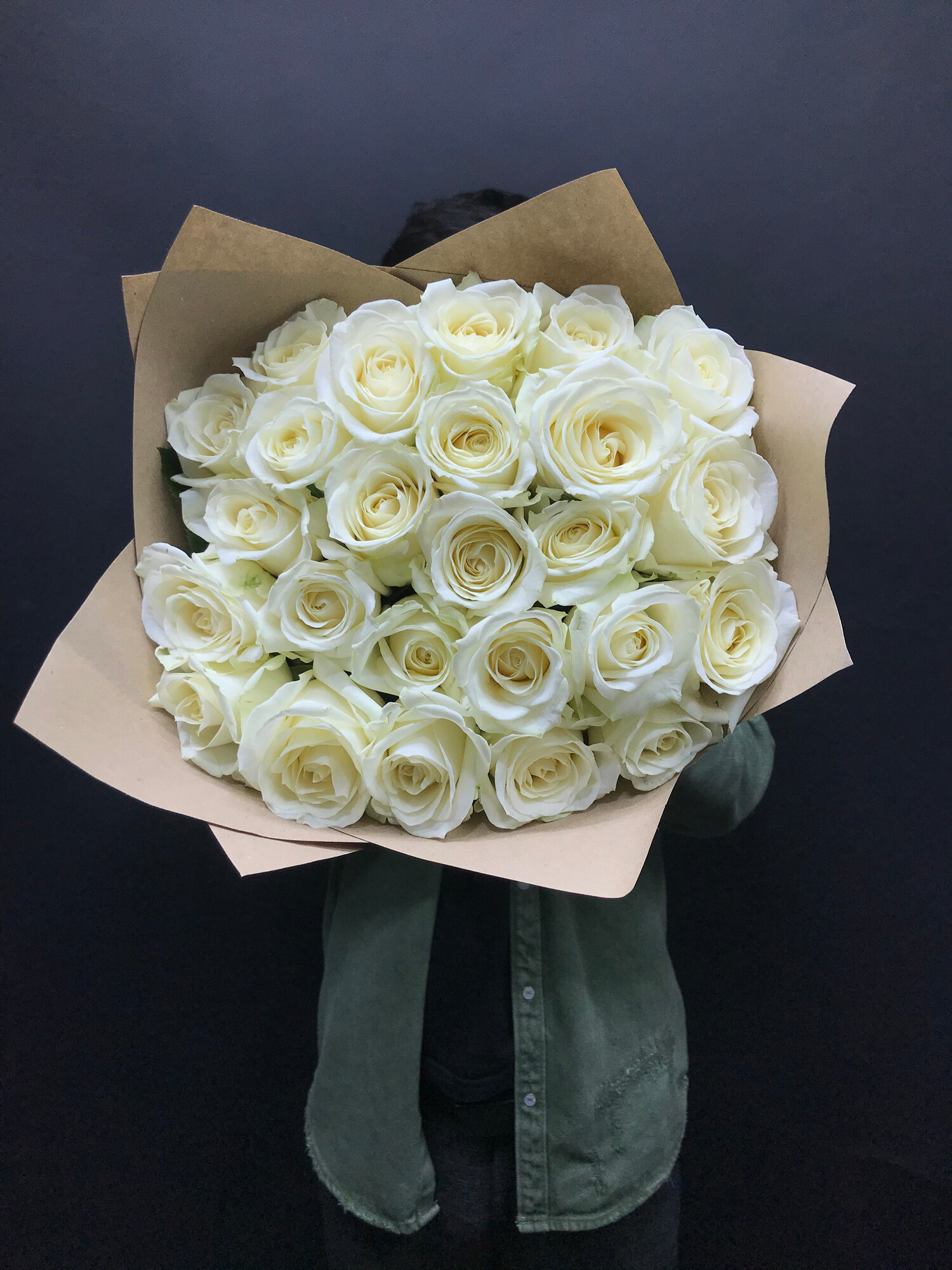 Романтичный букет из 25 белых роз