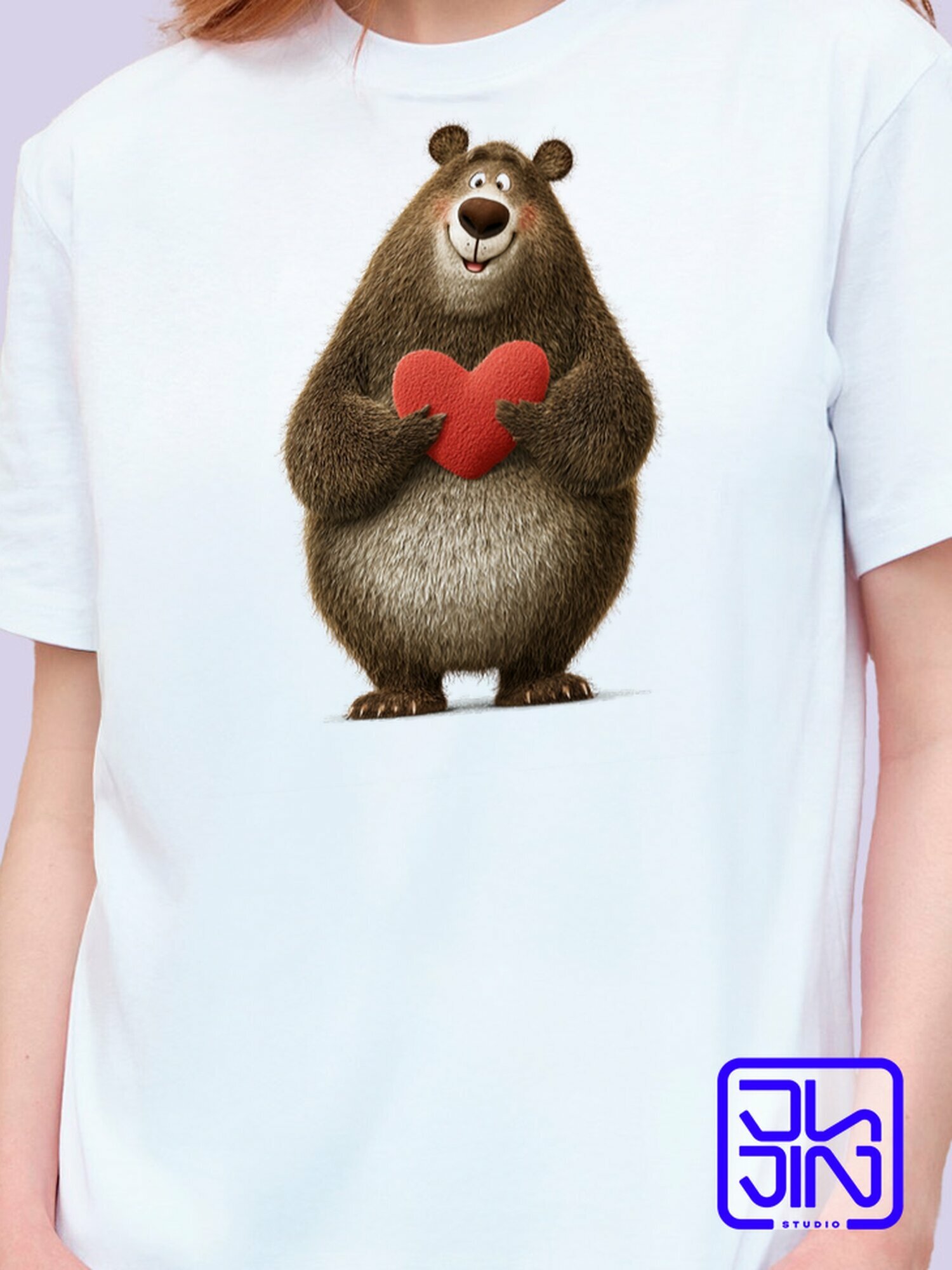 Футболка классическая женская с авторским принтом Смешной коричневый медведь с красным сердцем на белом фоне веселый универсальный, белый хлопковый трикотаж с прикольным рисунком на груди