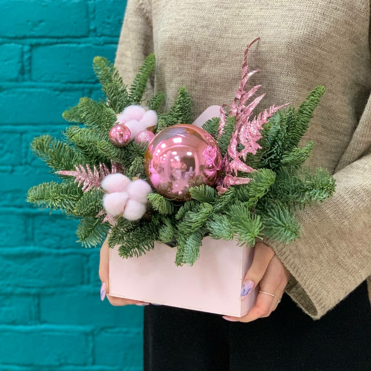 Композиция новогодняя из нобилиса и елочных игрушек