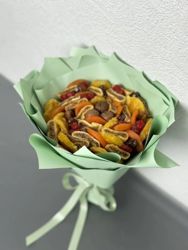 Букет из сухофруктов с макадамией, сушеной вишней и ананасом (BuketOnline)