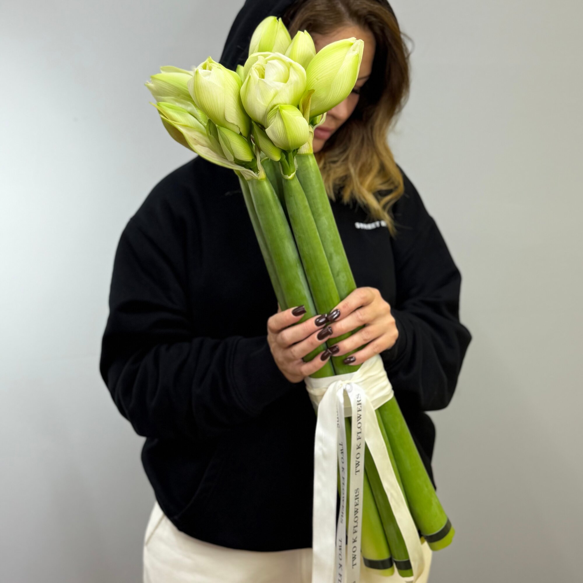 Монобукет Two K Flowers "Амариллис", амариллис, белый, в упаковке