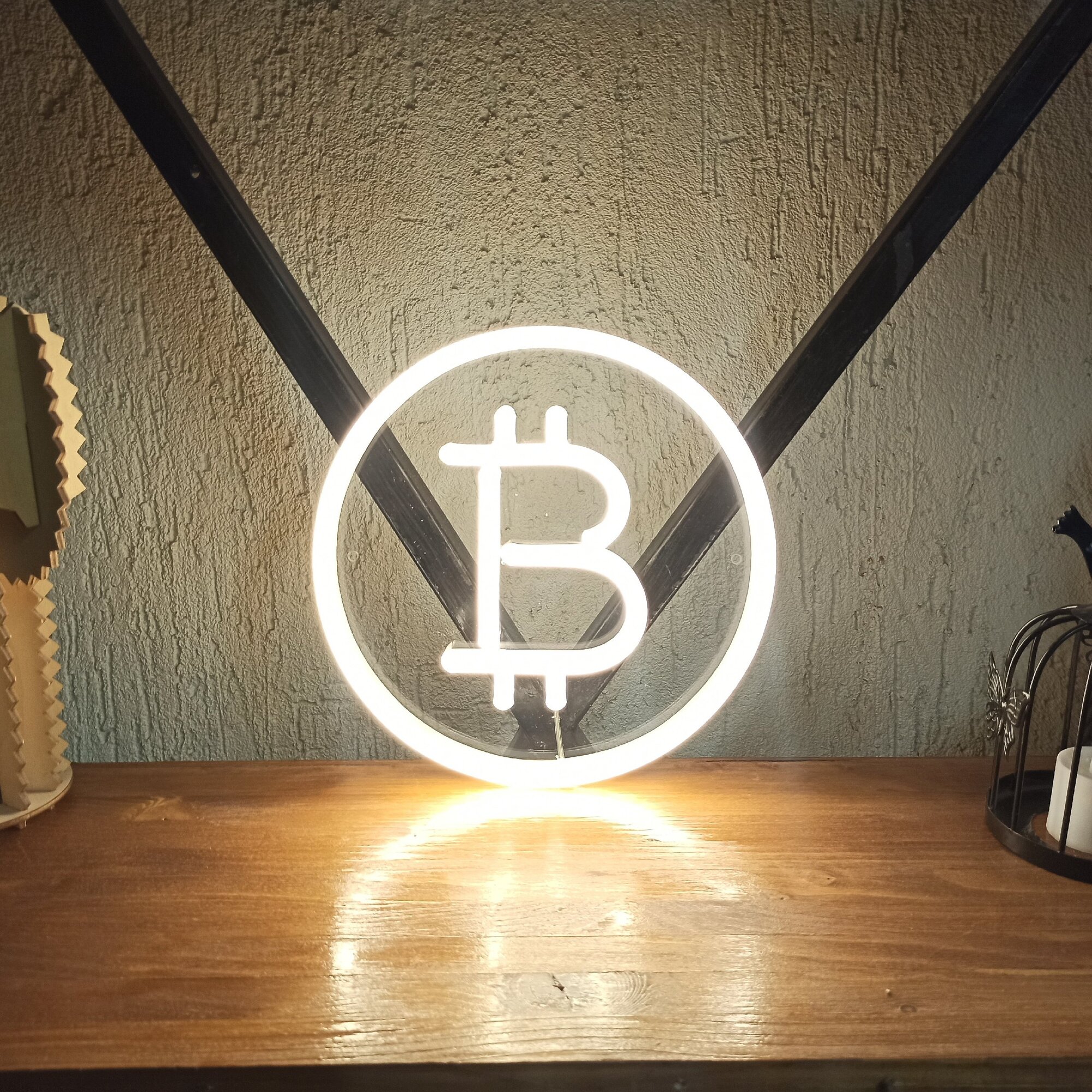 Неоновый светильник Elmarto Маленький биткоин, 20 см, теплый белый