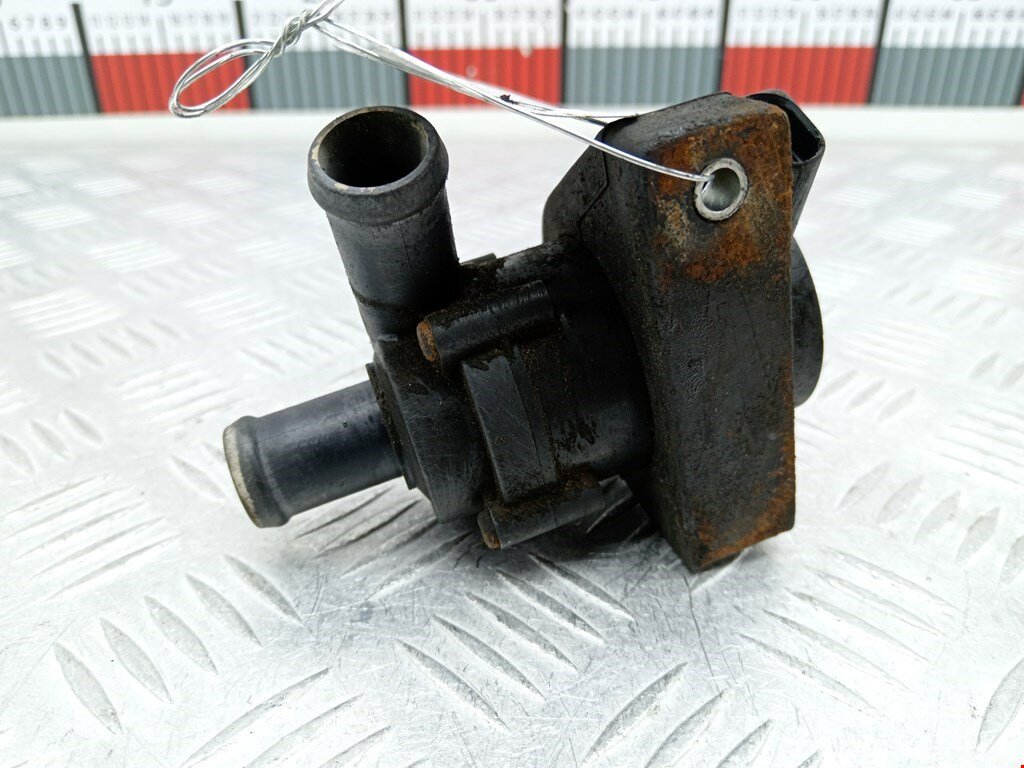 Дополнительная водяная помпа Volkswagen Golf 5 1K0965561F арт. 1978796