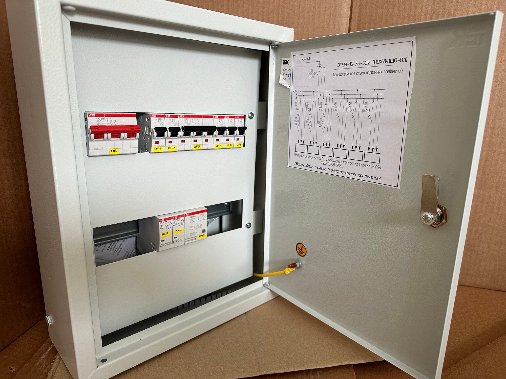 Устройство вводно-распределительное ВРУ8-15-3Н-302-31УХЛ(ЩО-8.1)(20/3550.2) в металлическом корпусе ЩРн-24з-1 36 УХЛ3 IP31 (MKM14-N-24-31-Z) IEK
