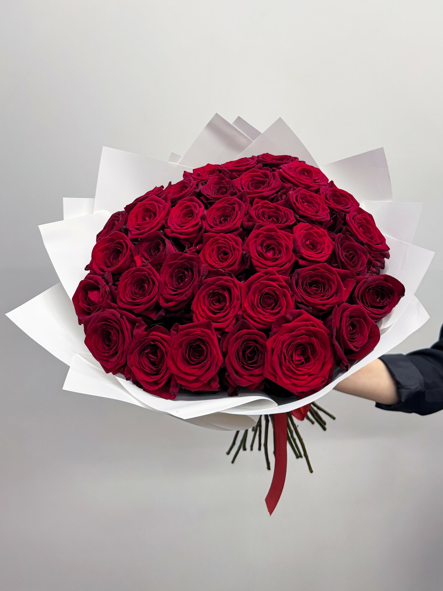 Букет живых цветов, красные розы 35 шт. 50 см. "Ред наоми" в упаковке, флау стор