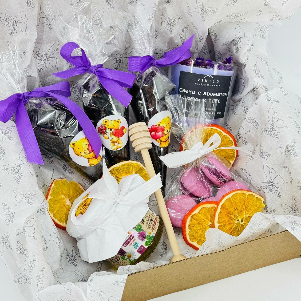 Подарочный набор чая с мёдом, пирожными макарони и свечой в стакане ручная работа