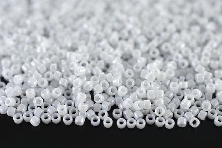 Бисер японский TOHO Treasure цилиндрический 11/0 #0121 белый, глянцевый непрозрачный, 5 грамм