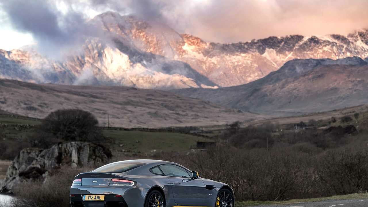 Картина на холсте 110x60 LinxOne "Горы Астон Мартин Aston Martin" интерьерная для дома / на стену / на кухню / с подрамником
