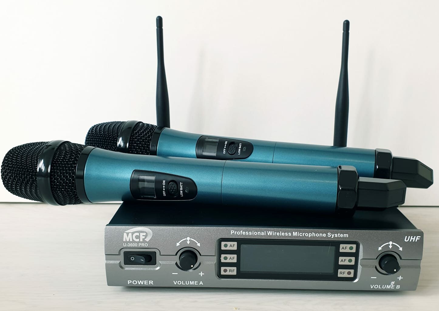 Радиосистема вокальная MCF U-3600 PRO, установка на держатель, радиус 70 м