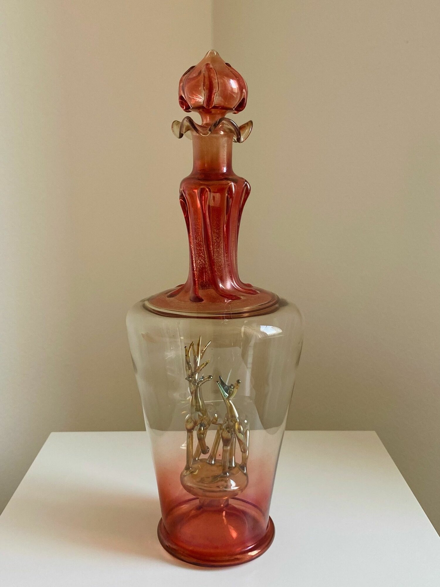 Графин, штоф "Олени" СССР" Цветное стекло. Гутная техника. Высота 31.5 см. Красивая форма.