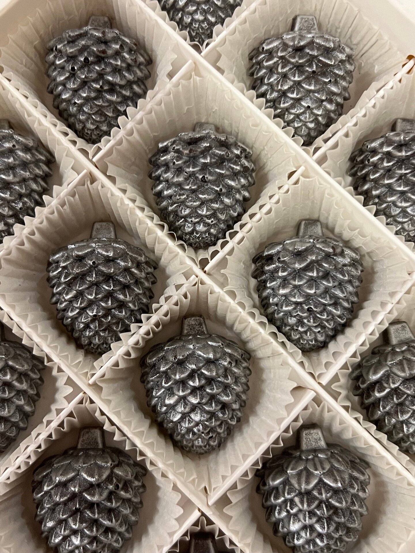 Шоколадный набор "Конфеты на новый год" №9 - Шишки, темный шоколад, ручная работа