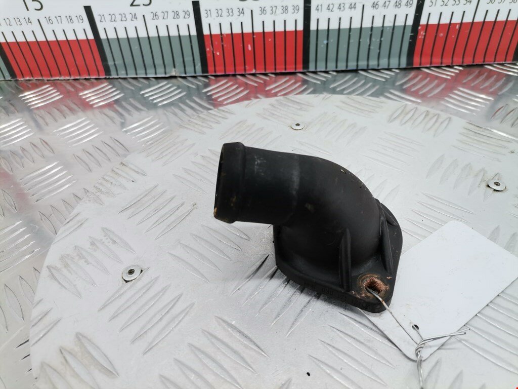 Корпус термостата Volkswagen Passat 5 030121121B арт. 1774783