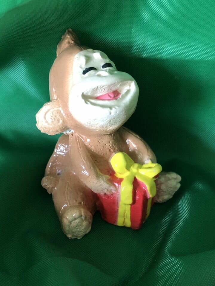 Фигурка Обезьянка с подарком