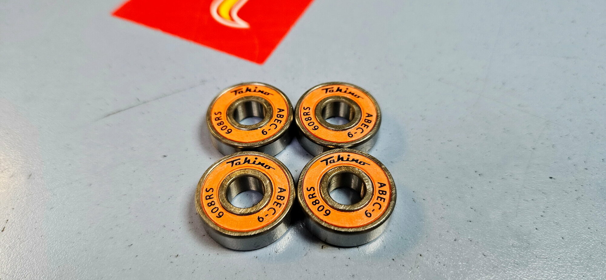 Комплект подшипников Tahino 608-2RS (4шт), ABEC-9 (прецизионные), оранжевый сальник, для самокатов / скейтов / роликов