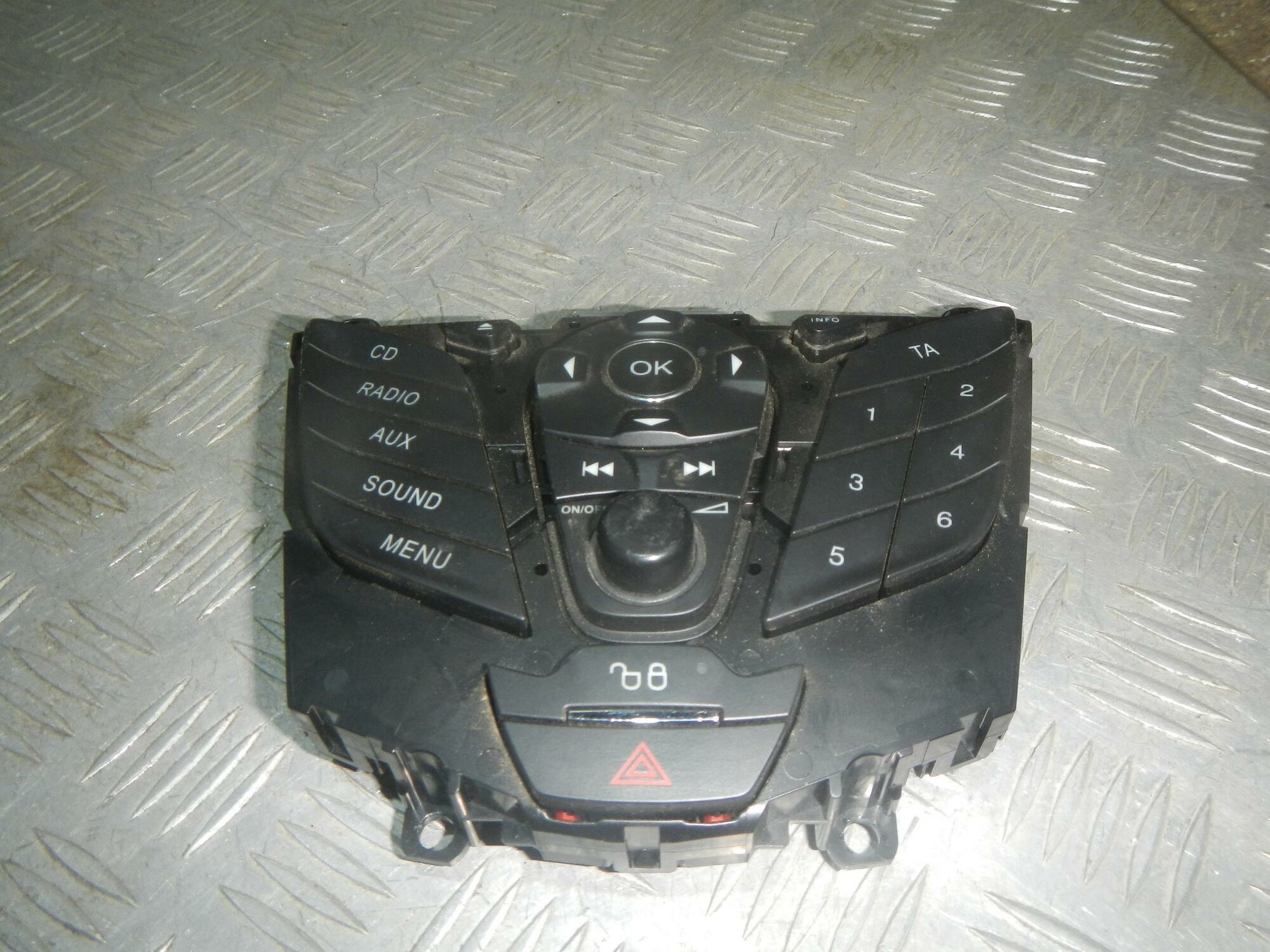 Б/У Блок кнопок, Ford (Форд)-FOCUS 3 (11-) FORD FOCUS 3 (11-19) Управления магнитолой Потертости 361050 FORD арт. AM5T18K...