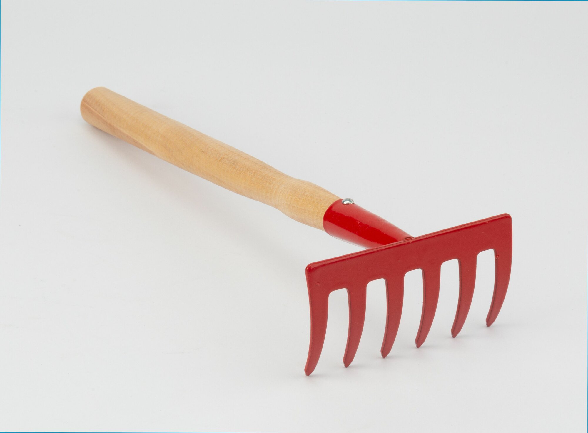 Грабли садовые прямые 6-ти зубые металлические с деревянной ручкой