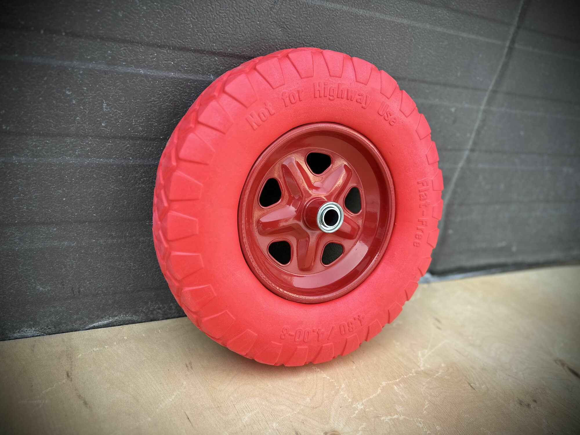 Колесо для садовой или строительной тачки/тележки NORD полиуретановое литое не прокалываемое, размер 4.80/4.00-8, диаметр 390 мм, подшипник 20 мм, ступица 90 мм