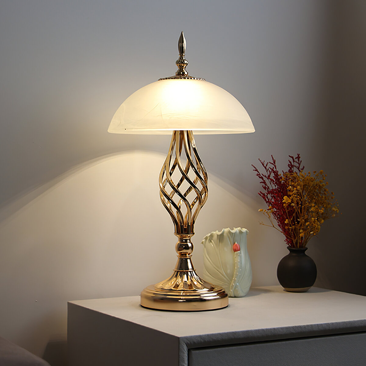 Современная настольная лампа: матовое стекло, дизайн в стиле Северной Европы.