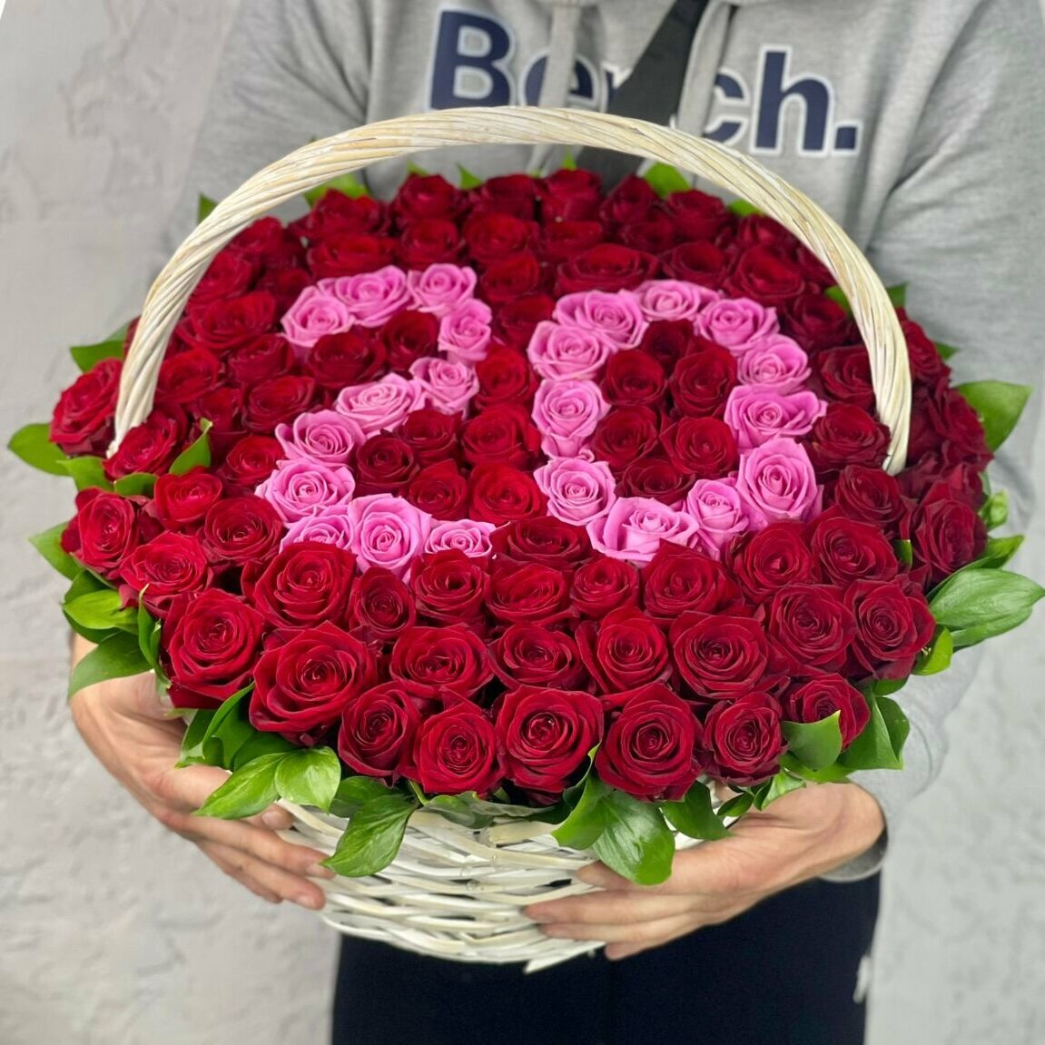 Корзина с розами Rybe-flowers, красные и розовые розы, 101 цветок