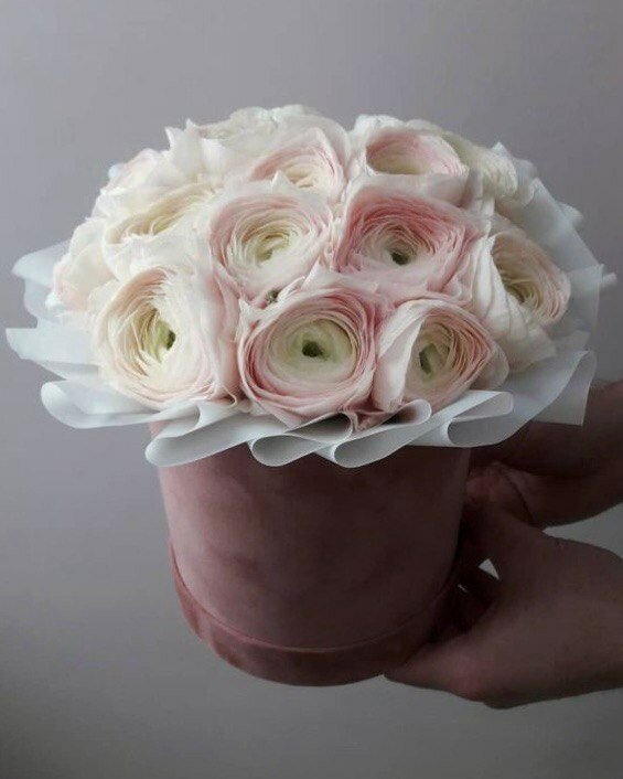 Композиция из ранункулюсов - зефирок в шляпной коробке розового цвета 15 шт.