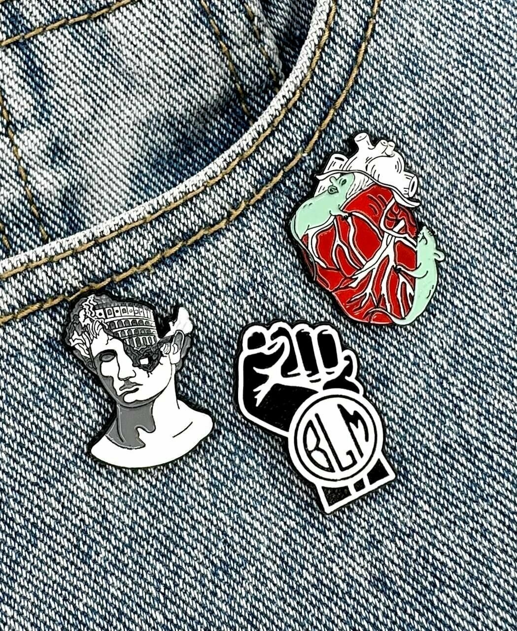 Комплект брошей