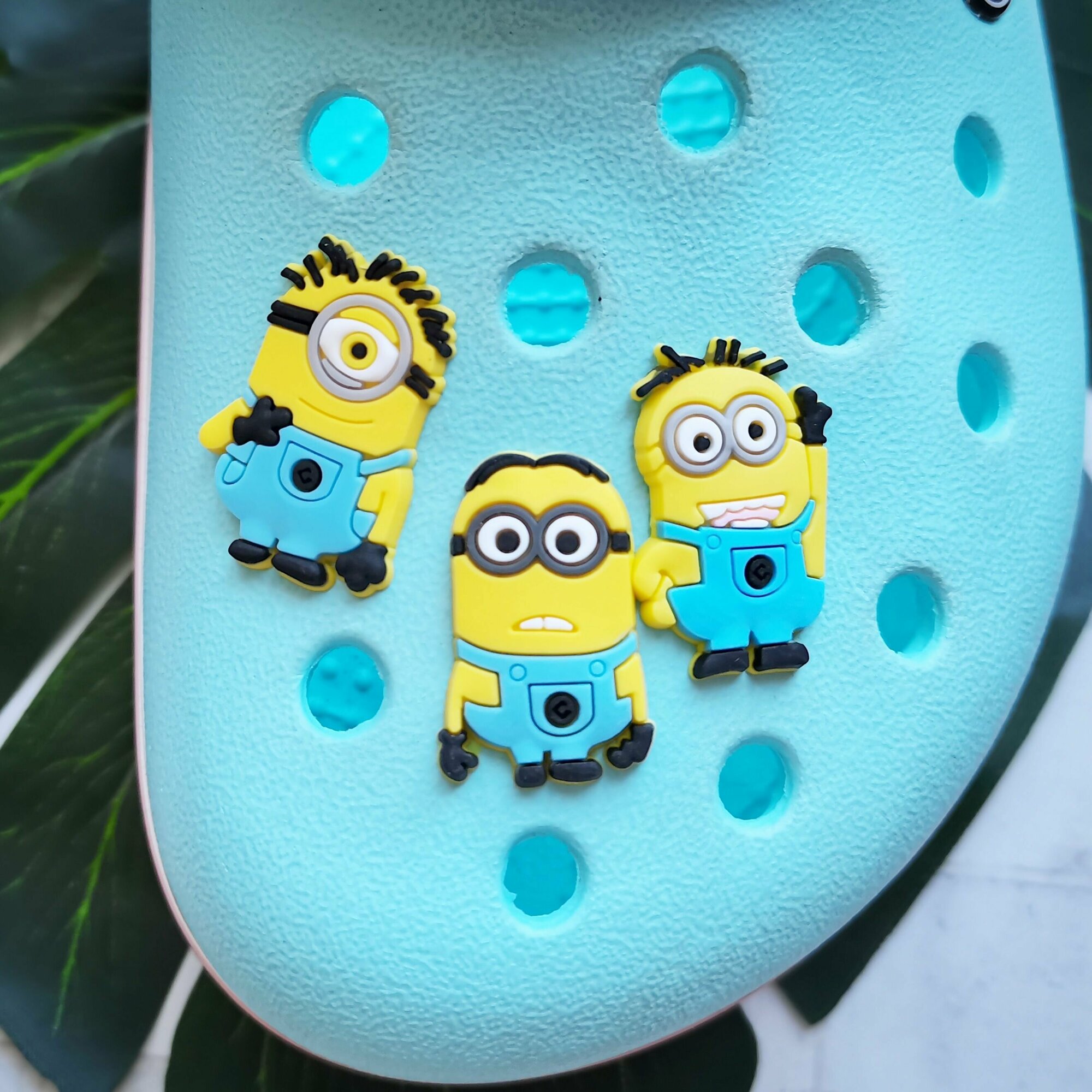 Джибитсы Миньоны на Crocs