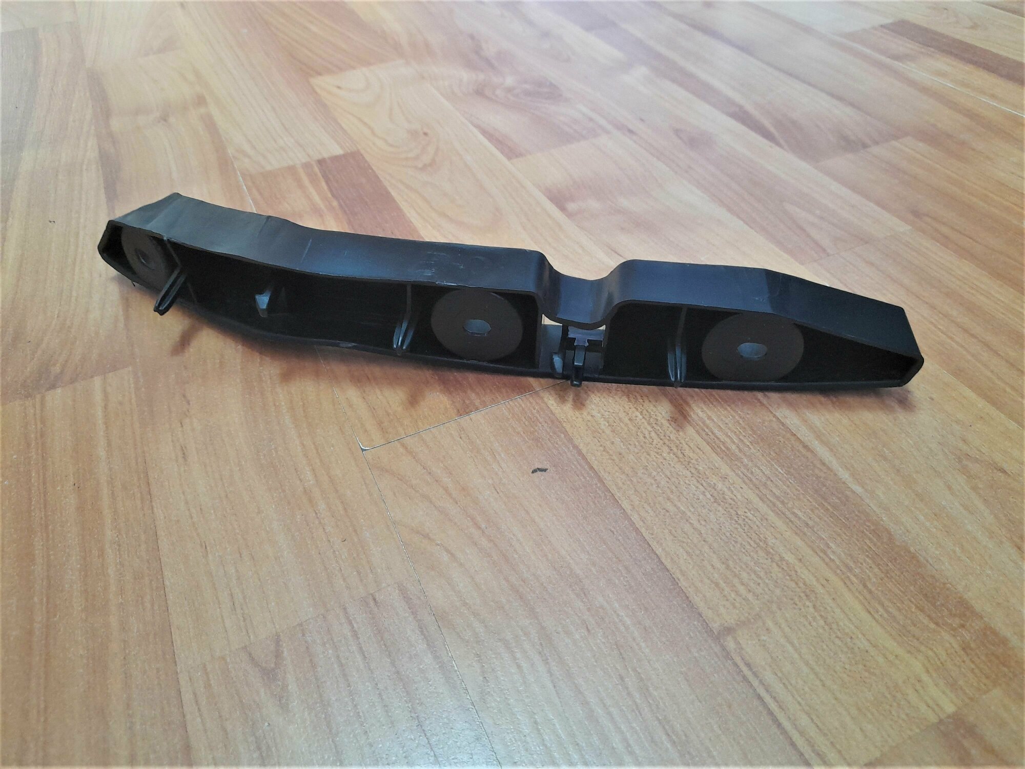 Кронштейн крепление правое переднего бампера на Форд Фокус 2 дорестайлинг (2005-2007 г. в.)