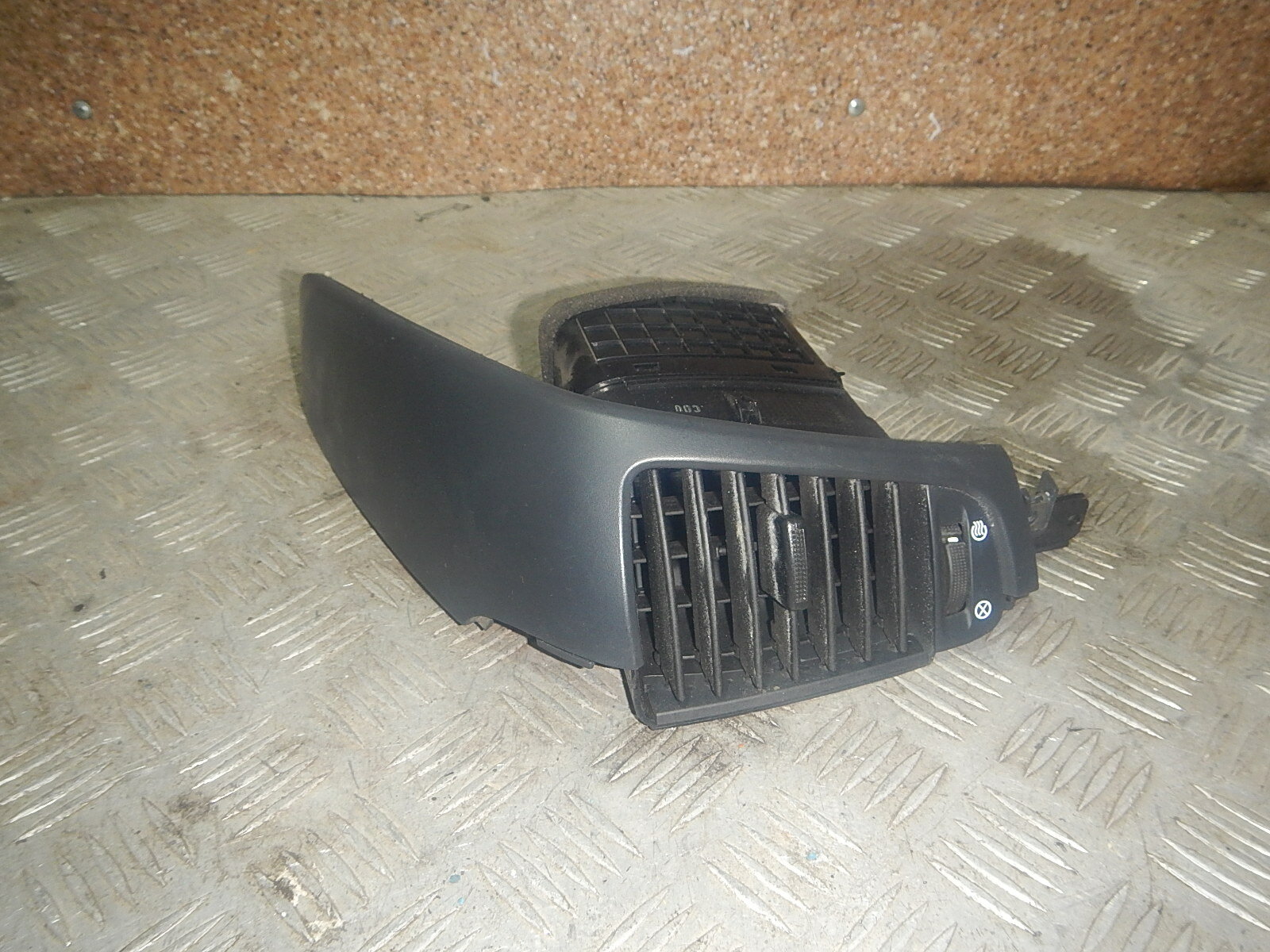 Б/У Дефлектор воздушный, KIA (Киа)-SORENTO (03-09) KIA SORENTO (03-09) Центральный правый, после 2006 Без повреждений 349...