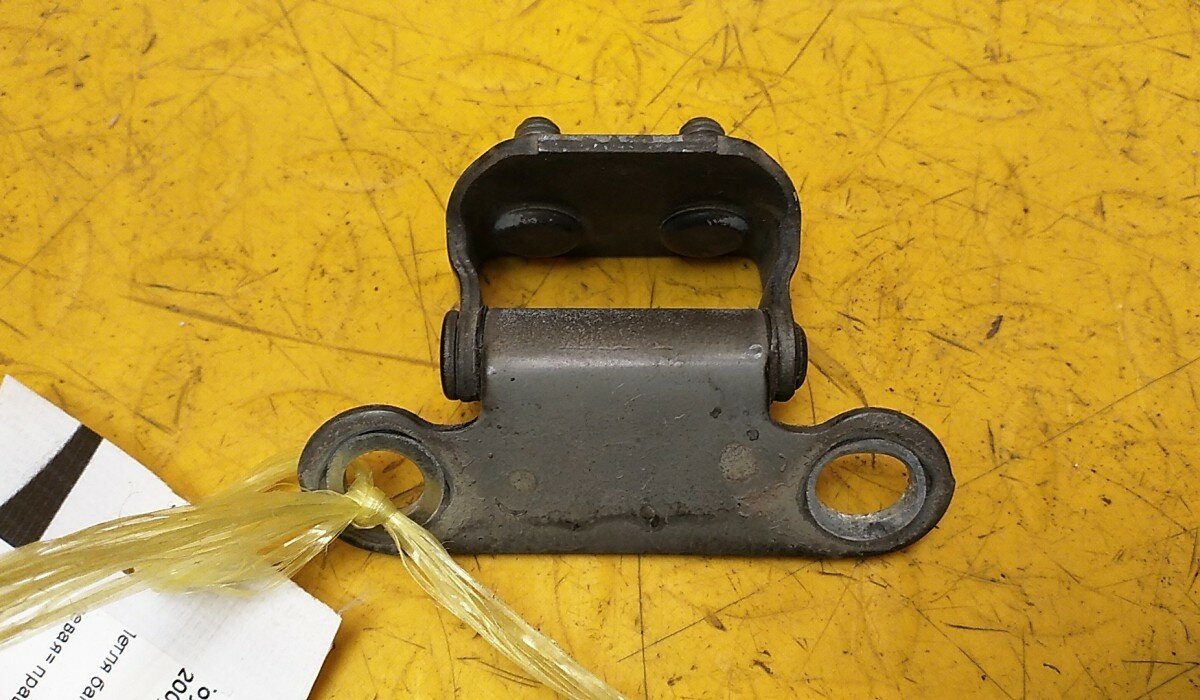 Петля багажника Land Cruiser (200) Toyota 6881028040