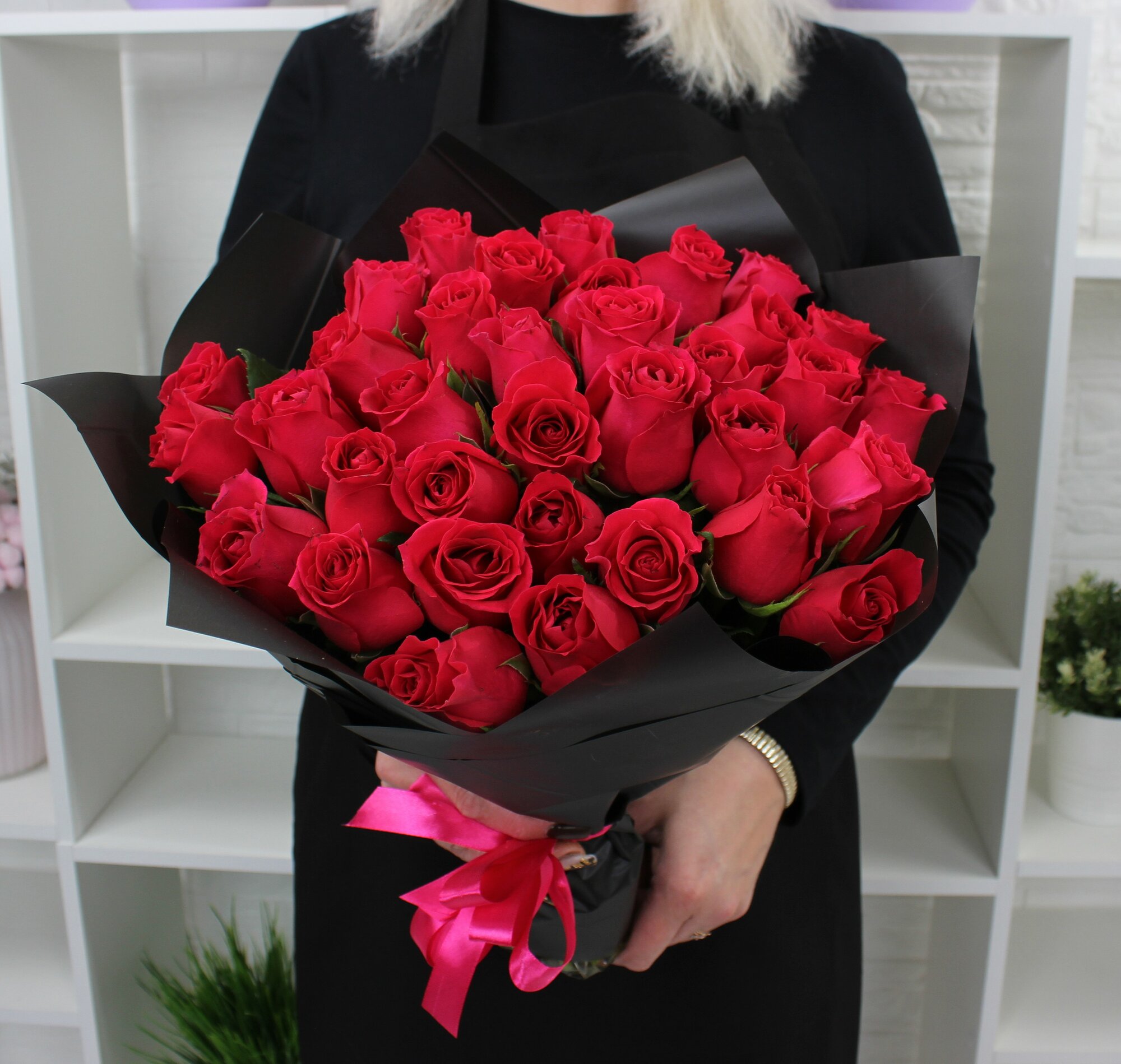 Монобукет THE FLOREAL красная роза 35 штук, высота 40 см, с бантом