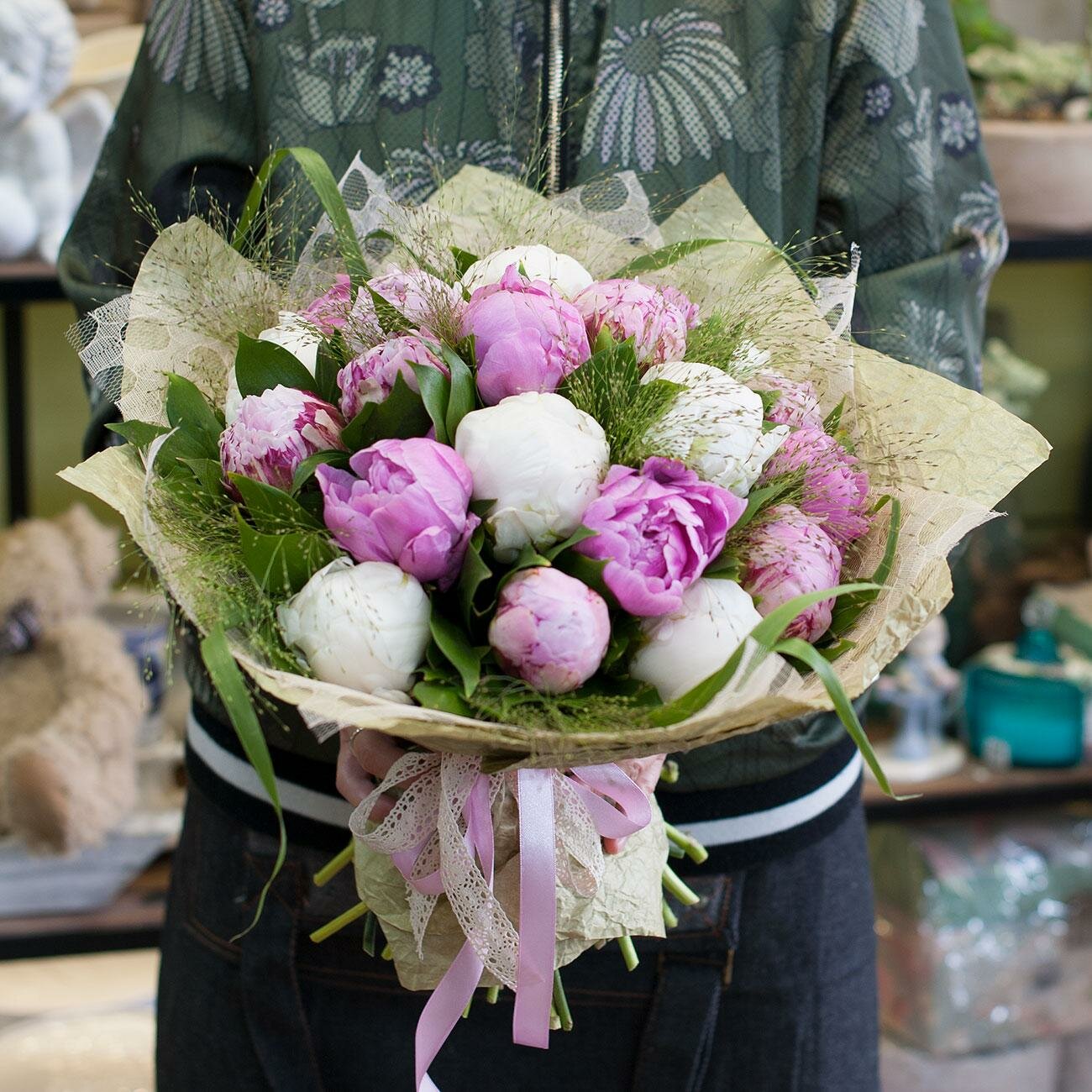 Монобукет Charlotte "Майская весна", пионы, розовый, белый, с зеленью