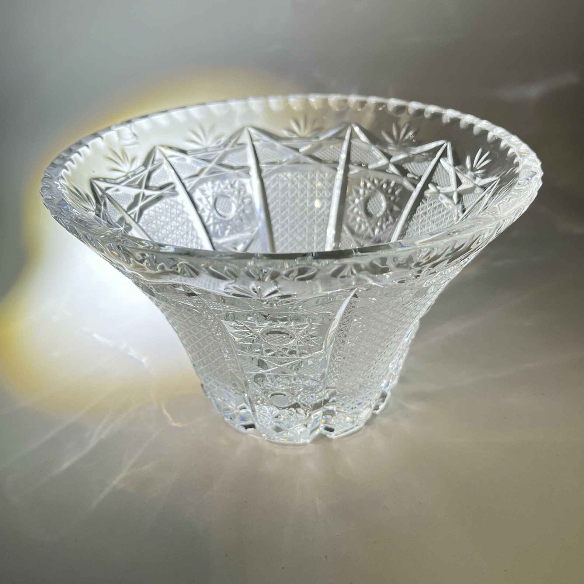 Конфетница/вазочка для фруктов с резным геометрическим декором, хрусталь