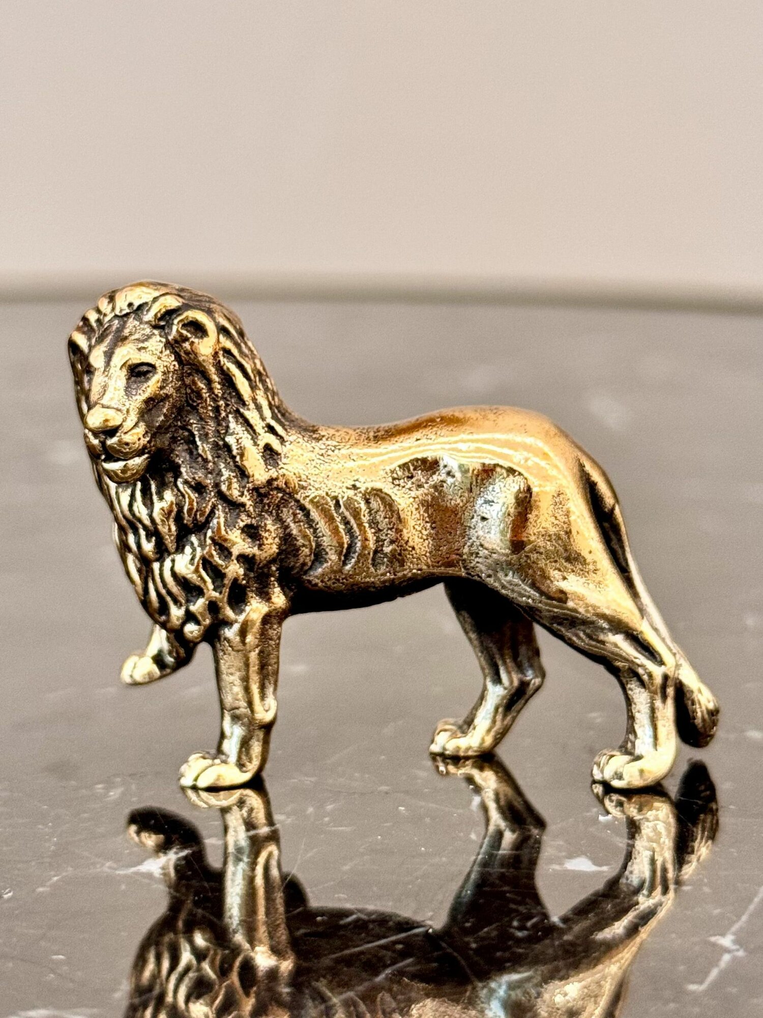 Статуэтка для интерьера и декора Лев маленький , бронза литье