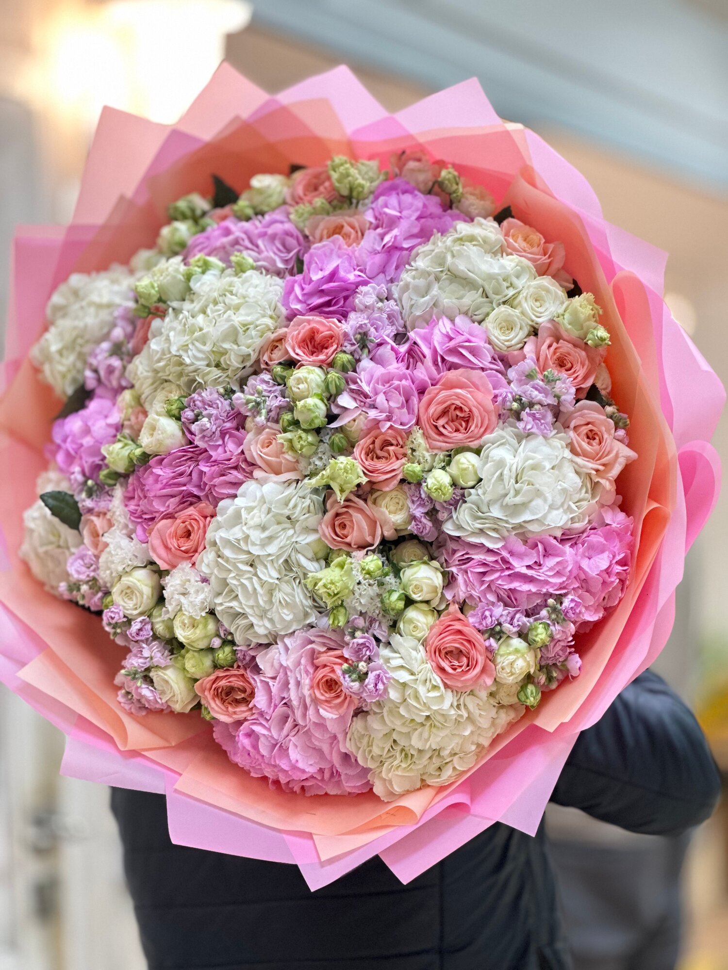 Букет от Veles Flowers, 60 цветов в букете, оформление аквабокс