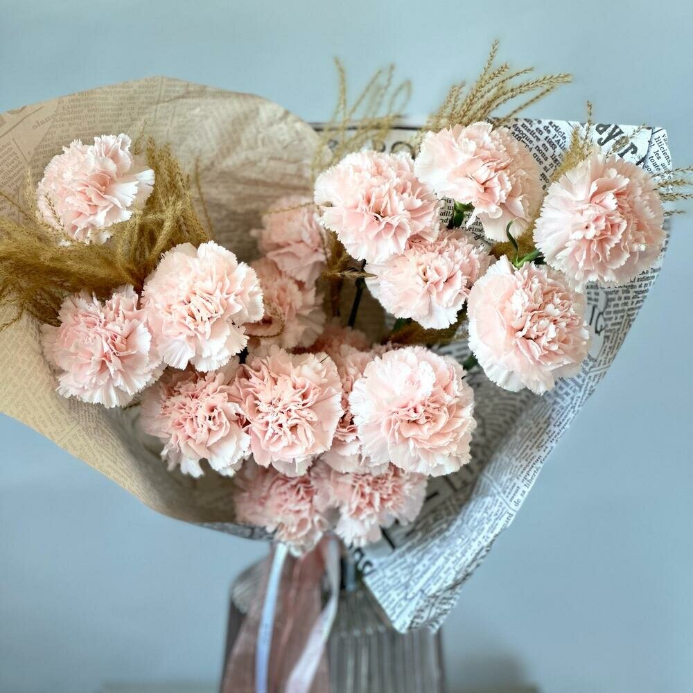 Букет из гвоздик с помпасной травой L