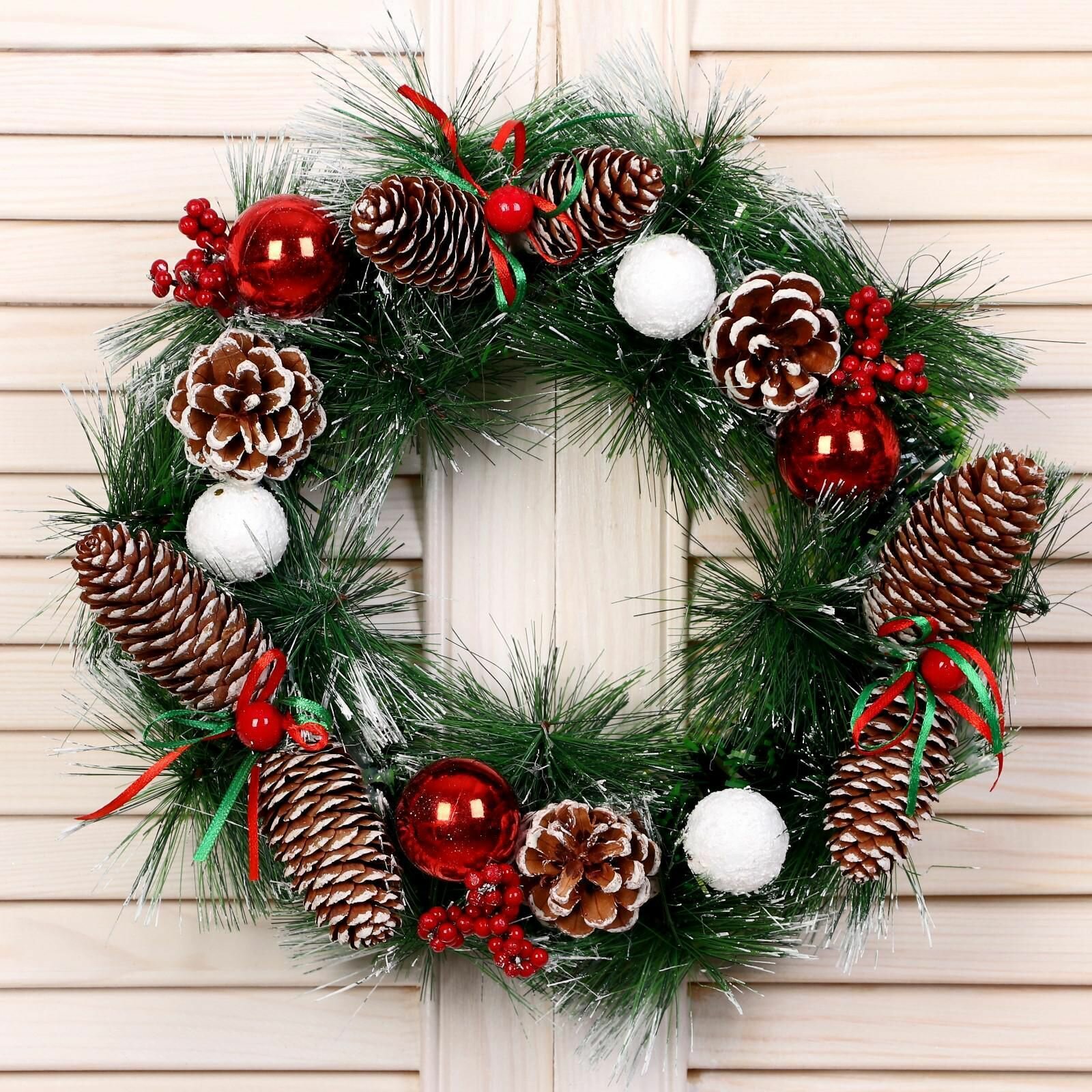 Новогодний венок "Шишечки с шариками" 30 см, красивый зелёный уличный венок, рождественское декоративное украшение на дверь для дома на Новый год