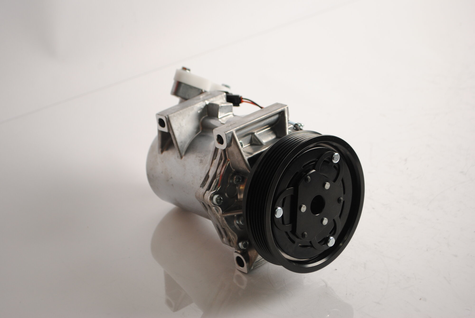 Компрессор кондиционера 82010-25121 Powertec Renault, Nissan