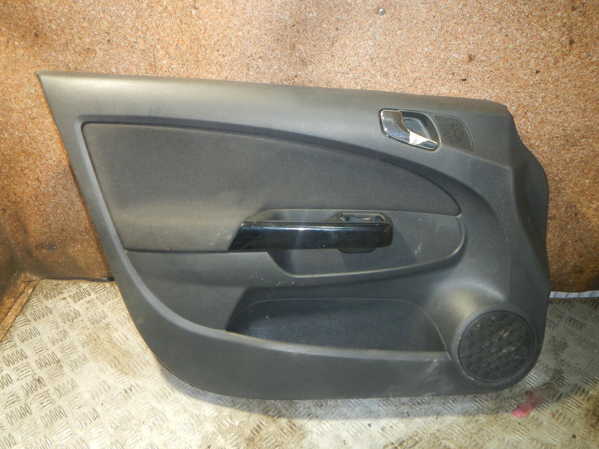 Б/У Обшивка двери передней левой, Opel (Опель)-CORSA D (06-) OPEL CORSA D (06-) 5 дверей. Потертости,отслоение хрома на р...