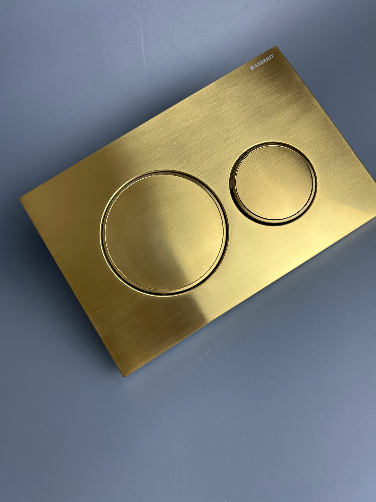 Клавиша смыва Geberit Sigma 20 золото брашированное с золото кольцами (не оставляет отпечатков)