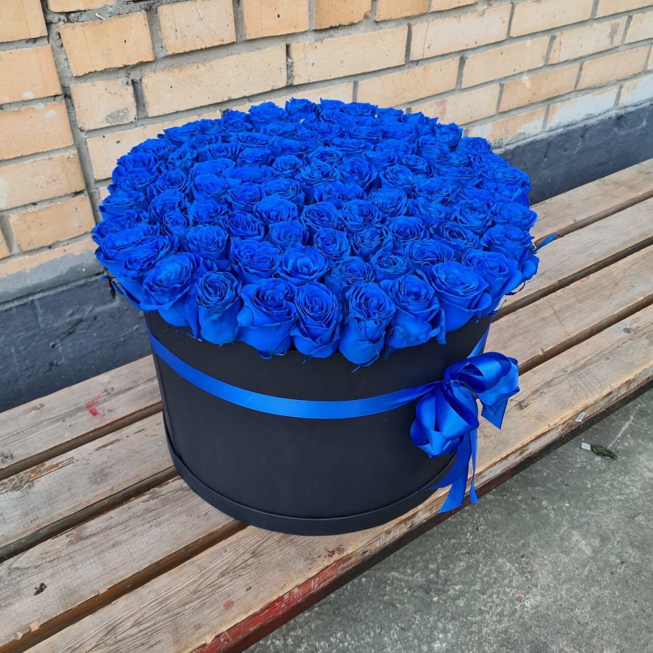 101 синяя роза в черной шляпной коробке / Эквадор / Натуральный синий цвет