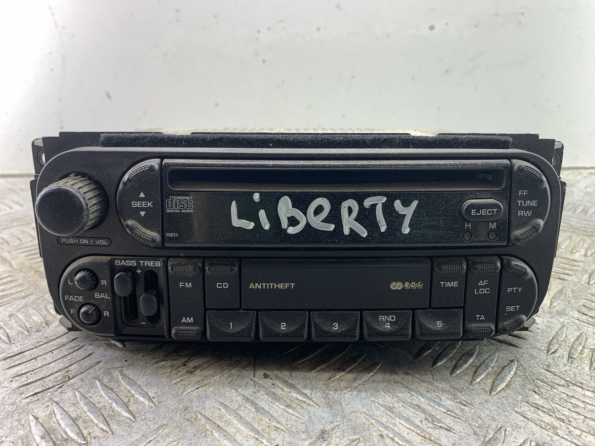 Магнитола Jeep Liberty KJ 2004 P05091650AB