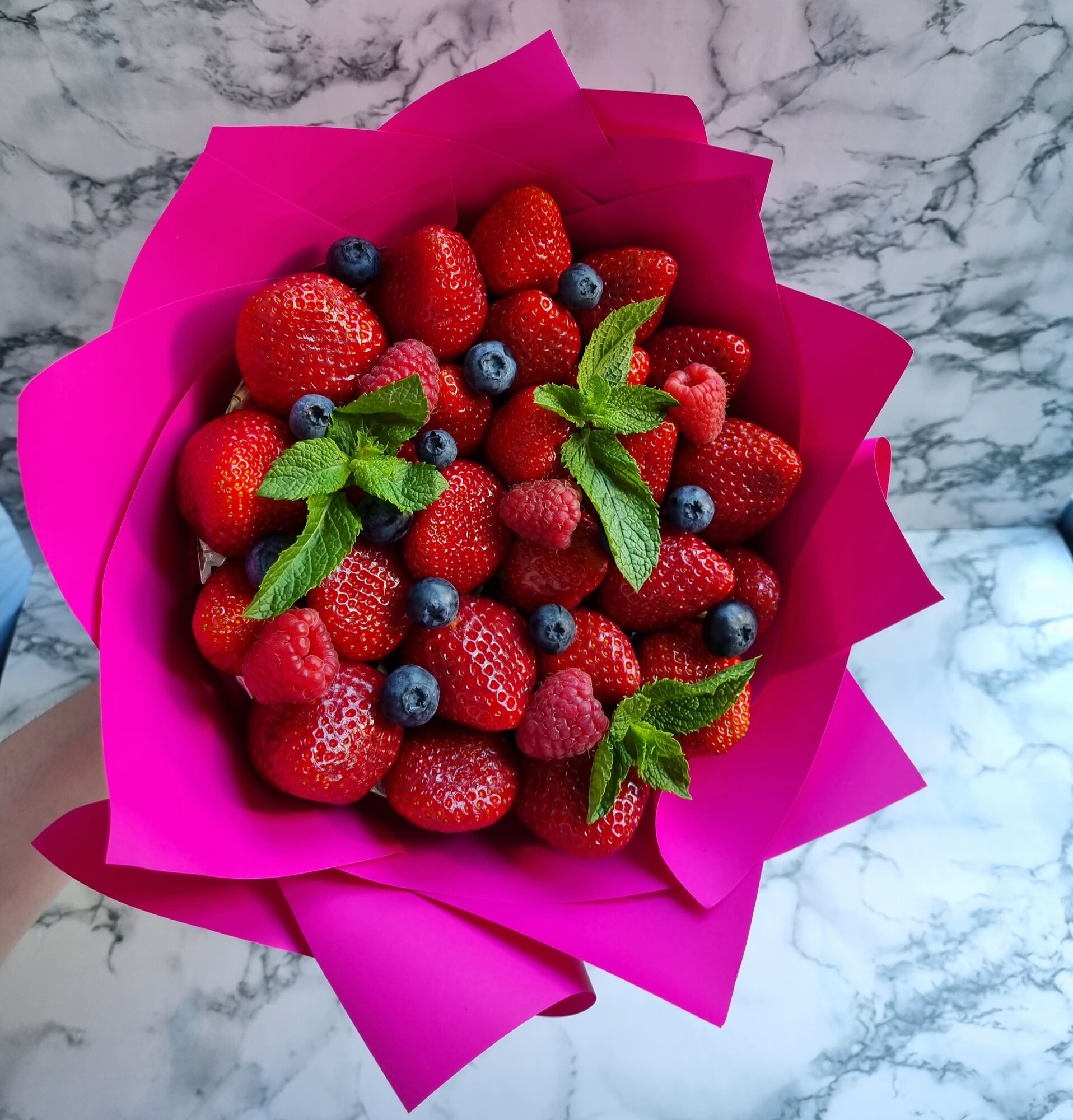 Букет из клубники "ягодная поляна", подарок на день рождение маме, девушке