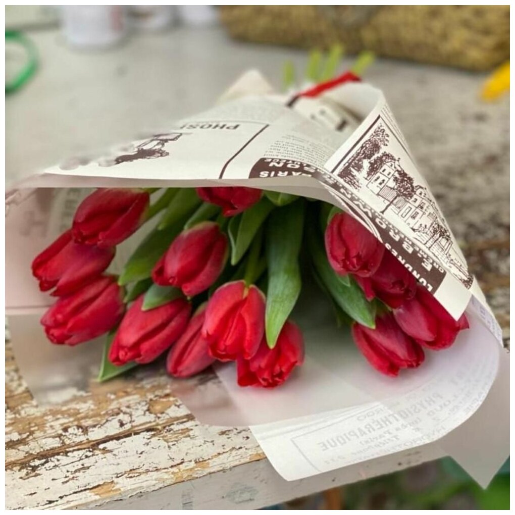 Букет Well Flowers, круглый, тюльпаны, 13 цветов, 45см, красный свежий букет цветов