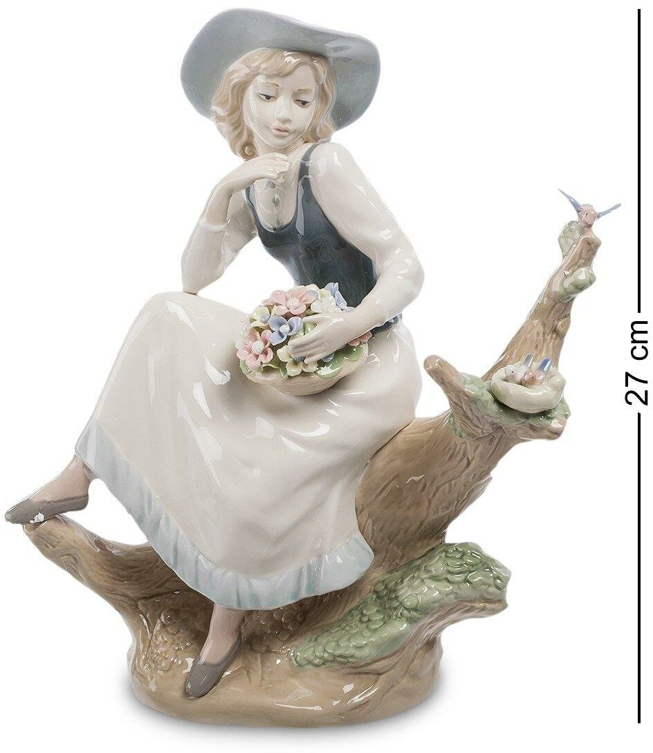 Фигурка Девушка на бревнышке